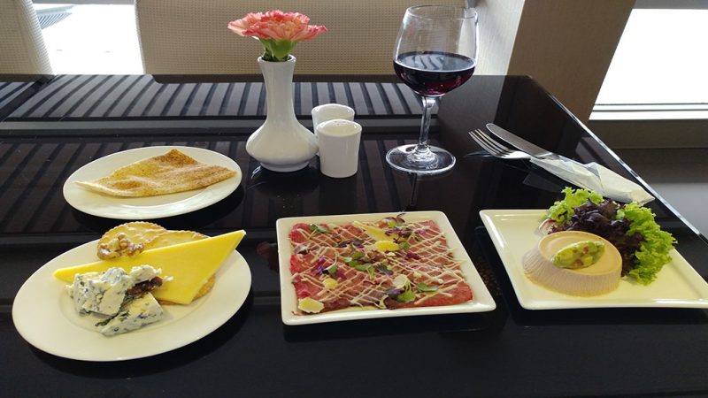 5 reasons to use the Elite Emirates business class lounge KL