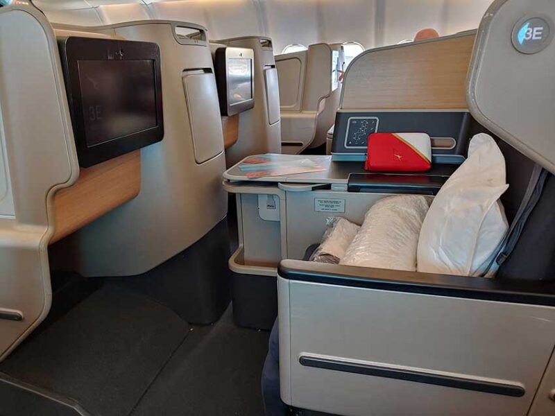 Manila to Sydney Qantas Business Class Flight Review